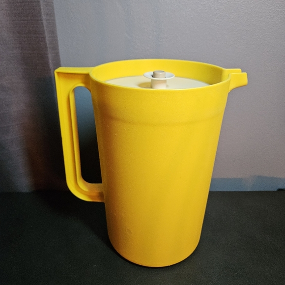 Tupperware | Kitchen | Tupperware Yellow Pitcher With Lid 4161 Gallon ...